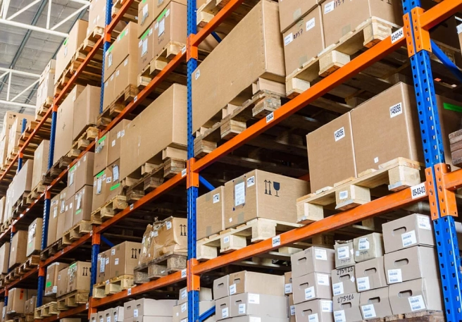 Wide-range shelving with wooden partitions | MDO GROUP